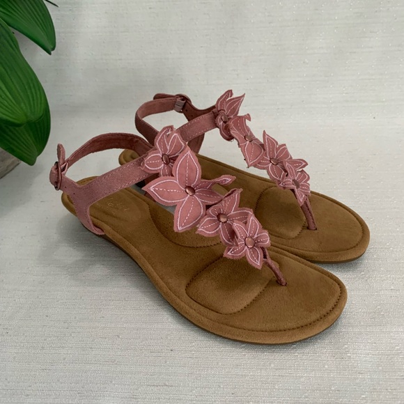 Koolaburra | Shoes | Koolaburra Bu Ugg Pink Suede Leather Floral Thong ...